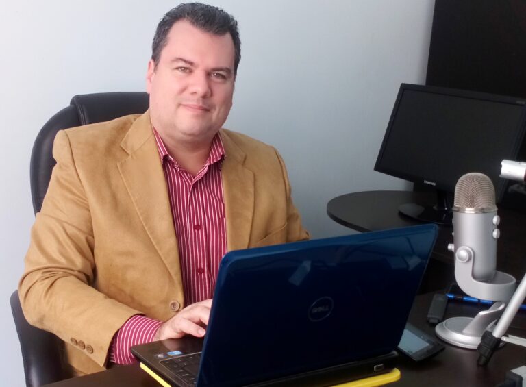 Hoja de Vida – Alexander Tobar